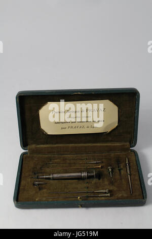 The 'Première seringue de Pravaz et aiguilles creuses' is a medical ...