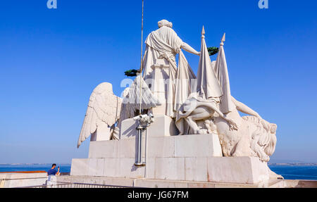 The amazing statues on the top of famous Augusta Street Arch in Lisbon ...