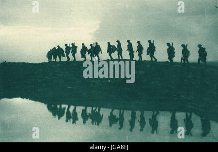 WW1 Troops in trenches going over the top Stock Photo - Alamy