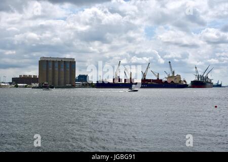 Baltimore port on the Chesapeake bay Stock Photo - Alamy