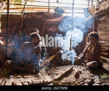 Korowai tribe family in the jungle. Tribe of Korowai (Kombai , Kolufo ...
