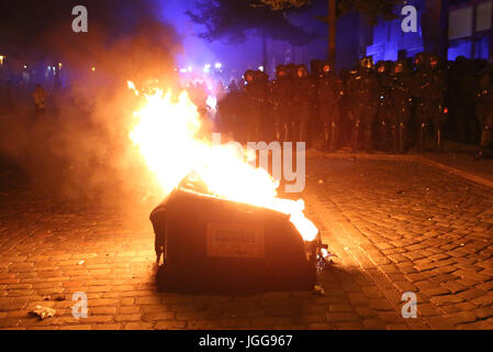 Police in riot gear stand ready as two groups of protesters face off on ...