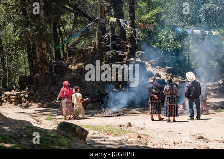 Maya woman performing in Mayan culture show "Los Rostros de Ek chuah ...