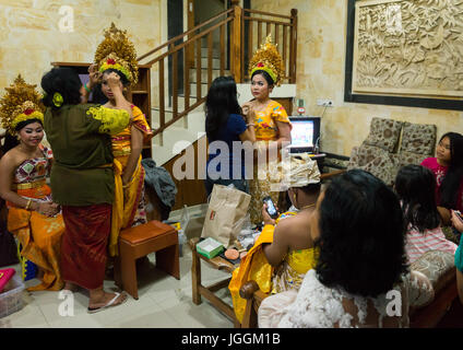 The tooth filing ceremony, in Bali (Indonesia). La cérémonie du limage ...