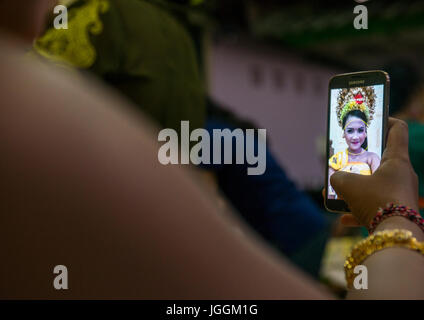 The tooth filing ceremony, in Bali (Indonesia). La cérémonie du limage ...