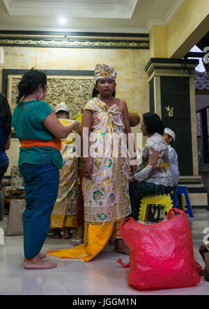 The tooth filing ceremony, in Bali (Indonesia). La cérémonie du limage ...