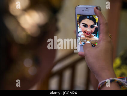 The tooth filing ceremony, in Bali (Indonesia). La cérémonie du limage ...