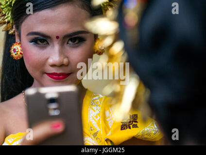 The tooth filing ceremony, in Bali (Indonesia). La cérémonie du limage ...