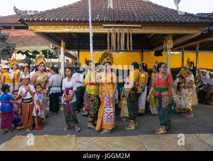 The tooth filing ceremony, in Bali (Indonesia). La cérémonie du limage ...