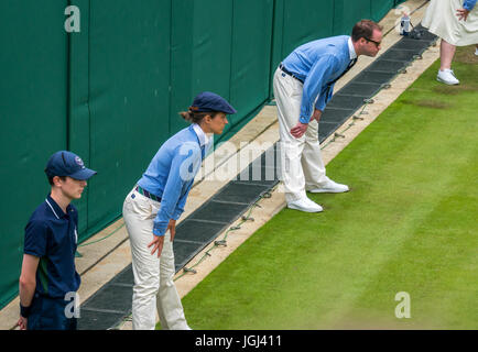 Line judge on court 1 in action during the Wimbledon Tennis Stock Photo ...