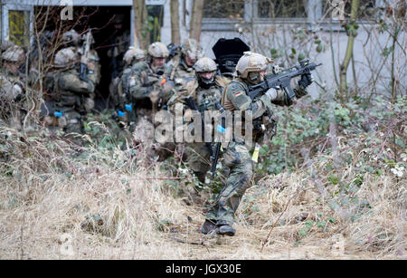 Magdeburg, Germany. 1st Mar, 2017. Soldiers of the German military ...