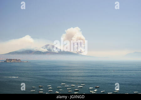 2017-07-11 naples italy fire on vesuvius mountain Stock Photo - Alamy