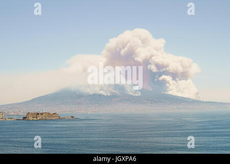 2017-07-11 naples italy fire on vesuvius mountain Stock Photo - Alamy