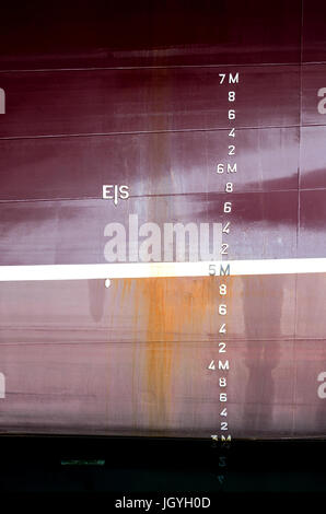 metric draft marks on a ship Stock Photo: 148123689 - Alamy