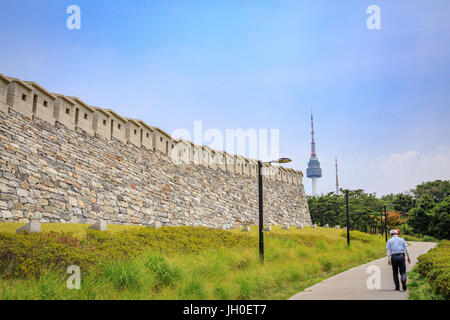 Seoul City Wall (Hanyangdoseong - ancient defensive fortress) mountain ...