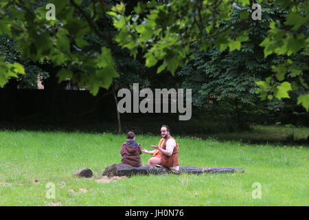 Dialogue in the garden of the Ramakrishna vedantic center. Gretz ...