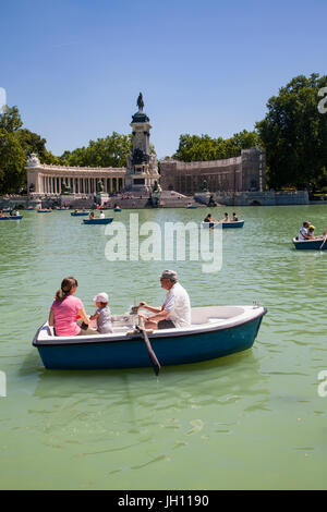 Monument of Alfonso XII on the boating lake, Parque del Retiro (Retiro ...