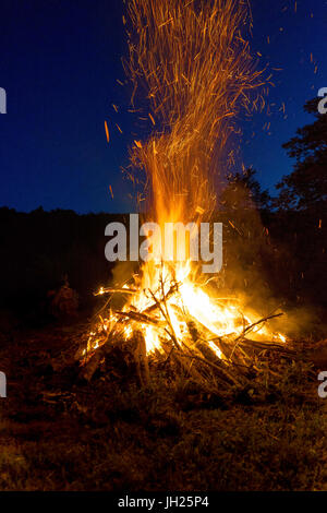 Big and loud fire out in the open at night Stock Photo - Alamy