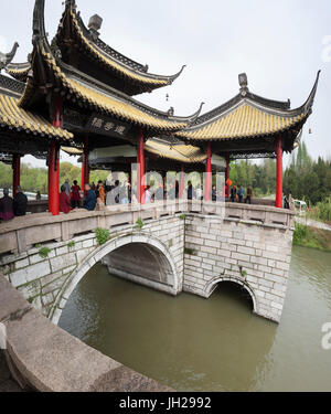 Five Pavilion Bridge, Slender West Lake, Yangzhou, Jiangsu province ...