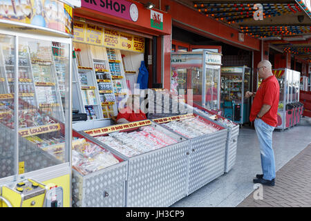 amusement arcade in Rhyl Stock Photo - Alamy