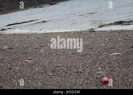 Coke can on beach Stock Photo - Alamy