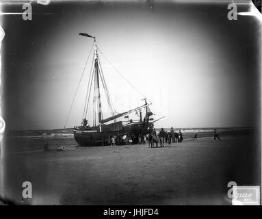 ErfgoedLeiden LEI001015650 Badgasten voor een bomschuit op het strand van Katwijk aan Zee Stock ...