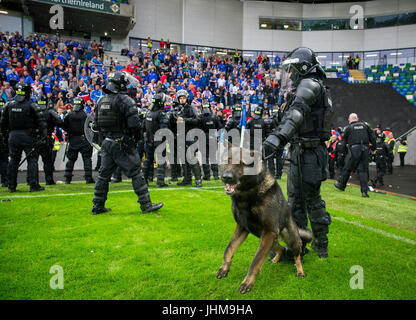 Police in riot gear stand ready as two groups of protesters face off on ...
