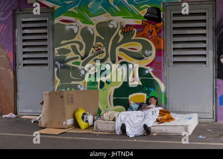 homeless man sleeping under a bridge Stock Photo: 136270161 - Alamy