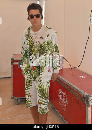 Y100 Mack-A-Poolooza summer pool party at Fontainebleau Miami Beach on ...