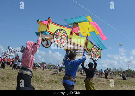Bali, Indonesia. 16th July, 2017. Balinese fly their traditional kites ...