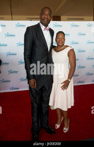 Former NBA star Dikembe Mutombo and Georgetown alum, center, gestures ...