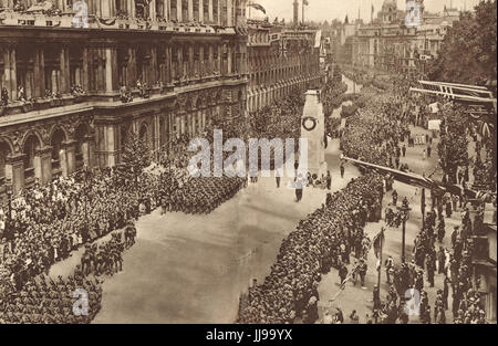World War 1 victory parade passing a Triumphal Arch, in New York City ...