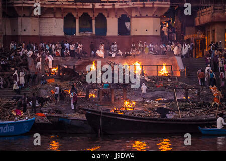 Cremation funeral pyres at early evening. Manikarnika Ghat, Varanasi ...