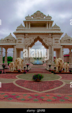 BAPS Shri Swaminarayan Mandir Chicago Stock Photo - Alamy