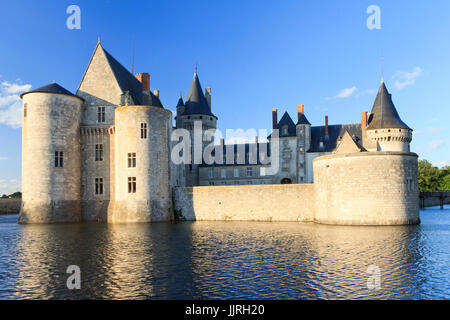 Château de Sully-sur-Loire and surrounding moat, Sully-sur-Loire ...