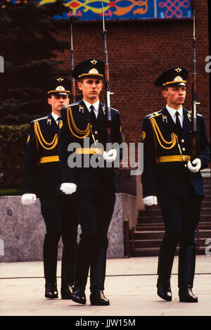 Elite Russian military guards at Lenin's tomb in Moscow's Red Square ...