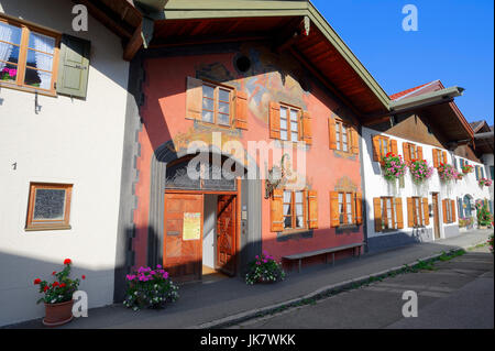 Geigenbaumuseum mit Lüftlmalerei in Mittenwald, Werdenfelser Land ...