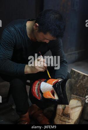 (170723) -- LIUZHOU, July 23, 2017 -- Dong Zhengnian, the apprentice of ...