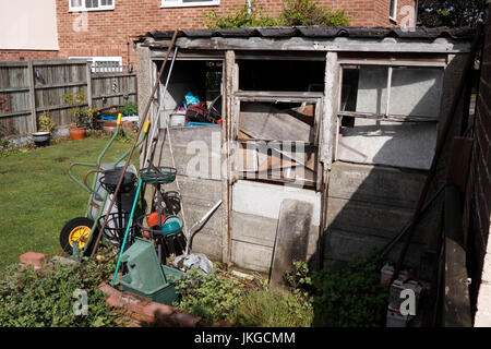UNKEMPT UNTIDY GARDEN AND SHED Stock Photo - Alamy