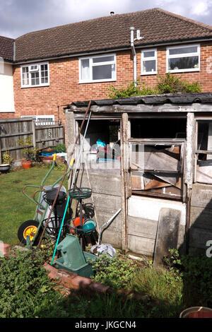 UNKEMPT UNTIDY GARDEN AND SHED Stock Photo - Alamy