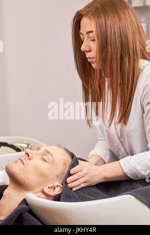 Woman wiping head customer salon Stock Photo - Alamy
