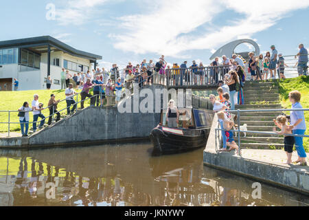 Falkirk, Scotland, UK. 24th July, 2017. UK weather - a hot sunny day ...