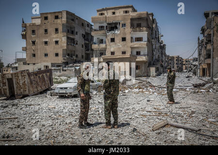 Raqqa, Syria. 24th July, 2017. A gun of a Syrian Democratic Forces (SDF ...