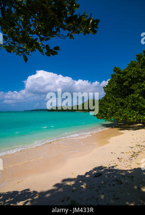 Champagne beach with turquoise water, Sanma Province, Espiritu Santo ...
