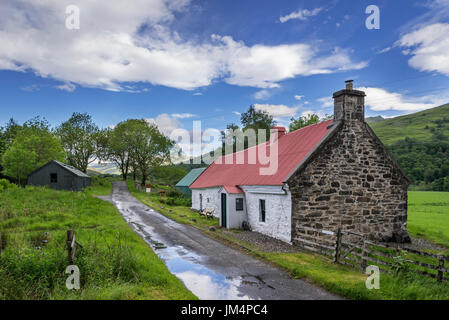 19th century Moirlanich Longhouse, cruck-framed lime-washed Scottish ...