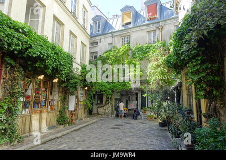 Paris, Wohnhaus, Hinterhof - Paris, Backyard Stock Photo - Alamy