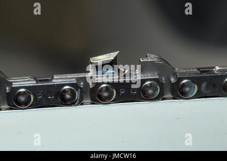 Close shot of chainsaw teeth Stock Photo - Alamy