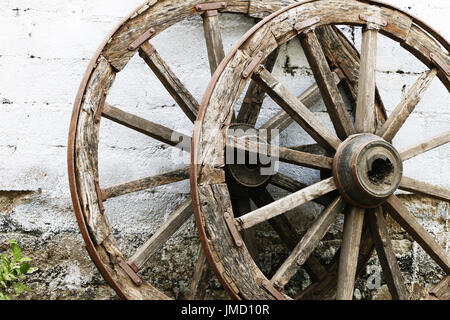 Rusty Spoke Wheel and Rim Stock Photo - Alamy