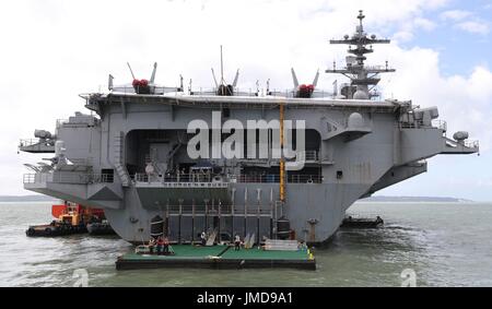 A view of the stern of the US Navy Nimitz-class aircraft carrier USS ...