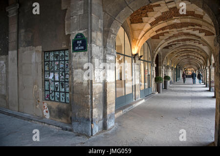 France, Paris, place des Vosges, alternation of stone and brick Stock ...